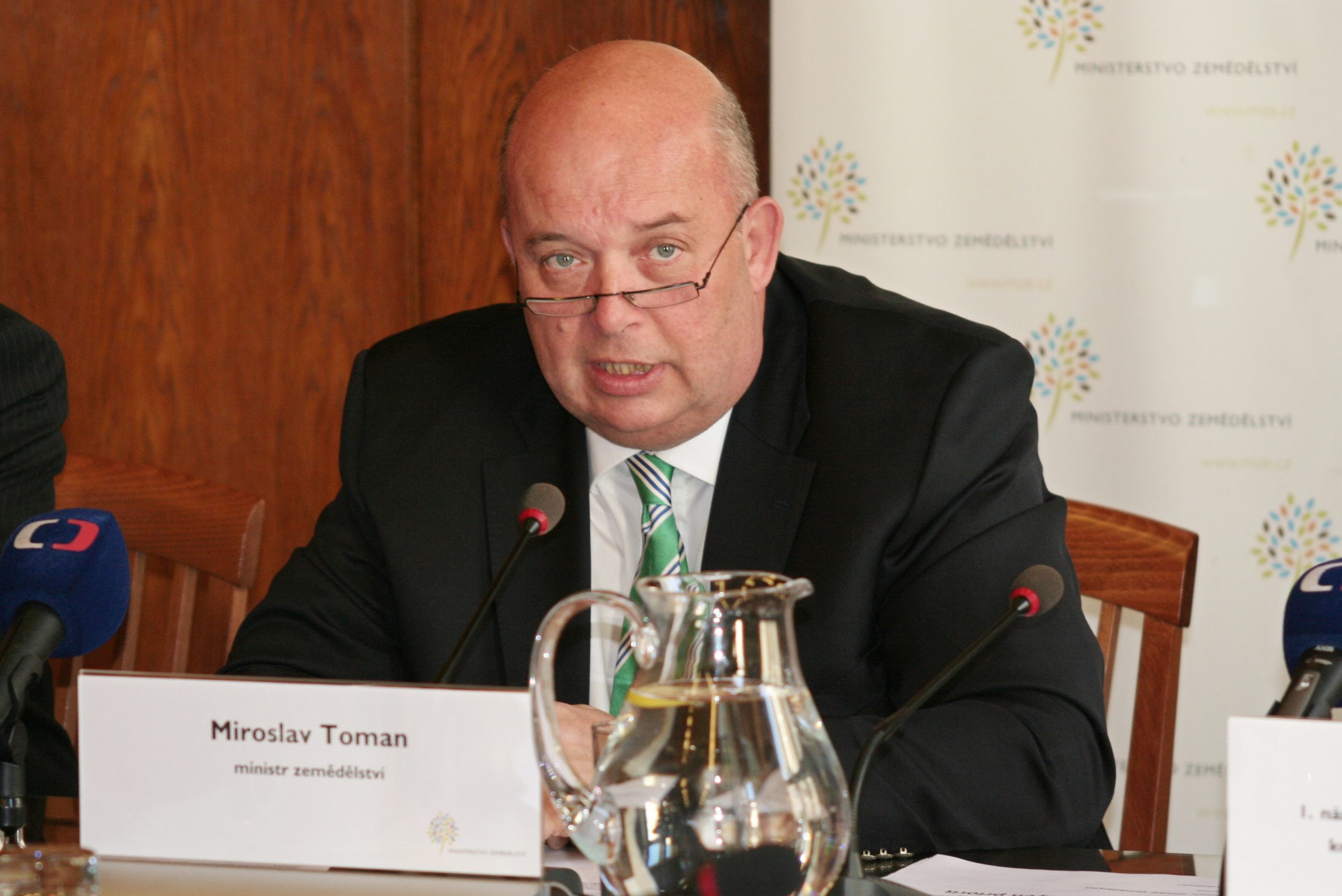 Desítky milionů pro rodinu bývalého ministra Tomana